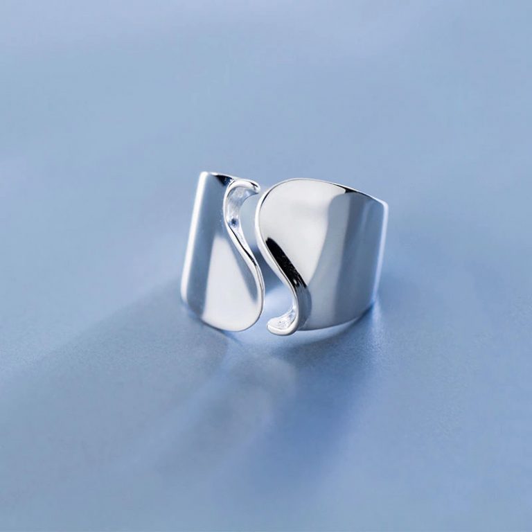 Negative Space sterling silver ring. - RAE Atelier
