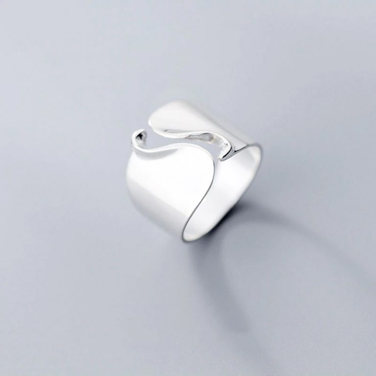 Negative Space sterling silver ring. - RAE Atelier