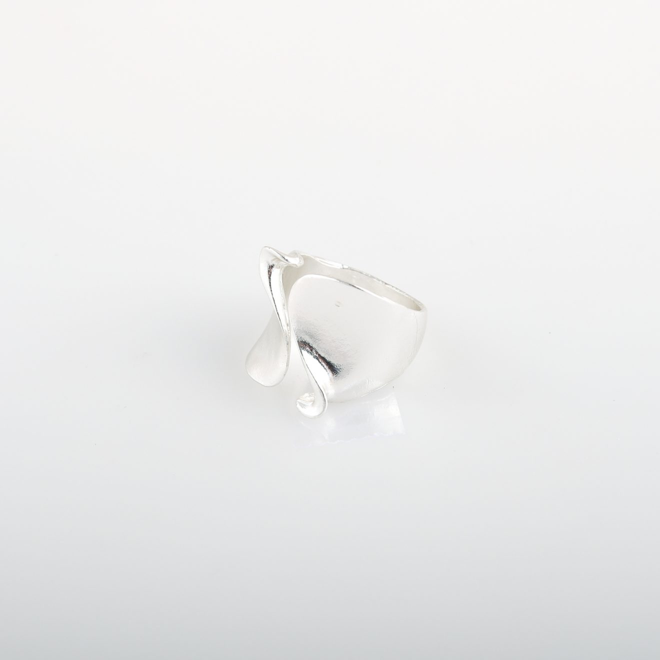 Negative Space sterling silver ring. - RAE Atelier